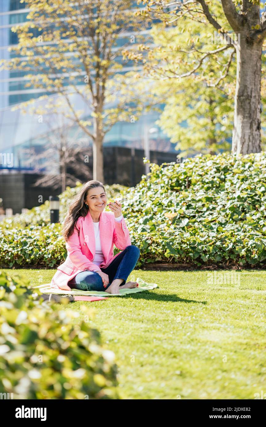 Mature speaker talking office hi-res stock photography and images - Alamy