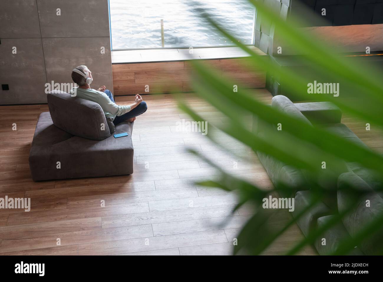 Mediating men hi-res stock photography and images - Alamy