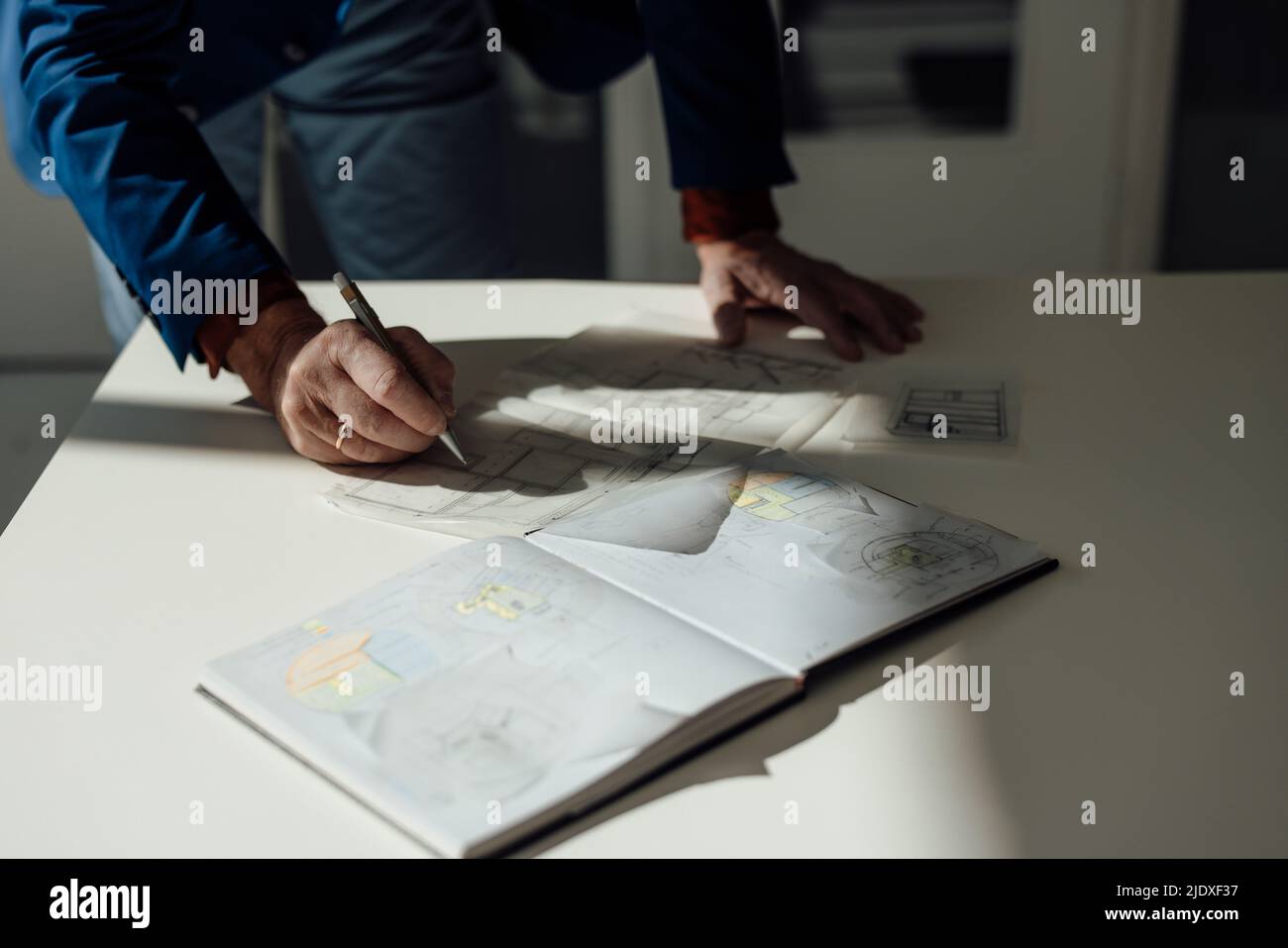 Working hands drawing hi-res stock photography and images - Alamy