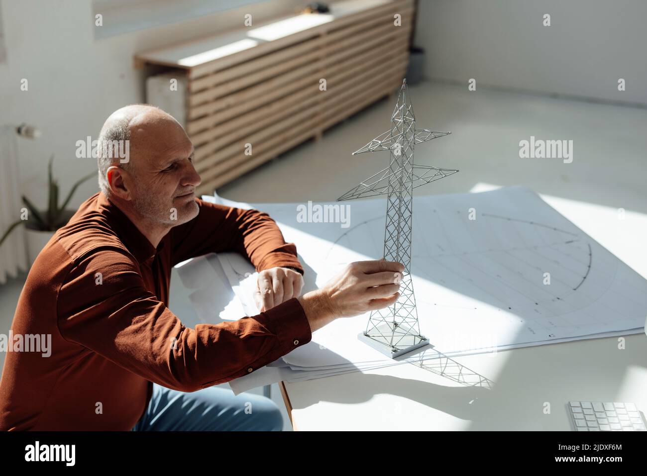 Men working on electricity pylon hi-res stock photography and images ...