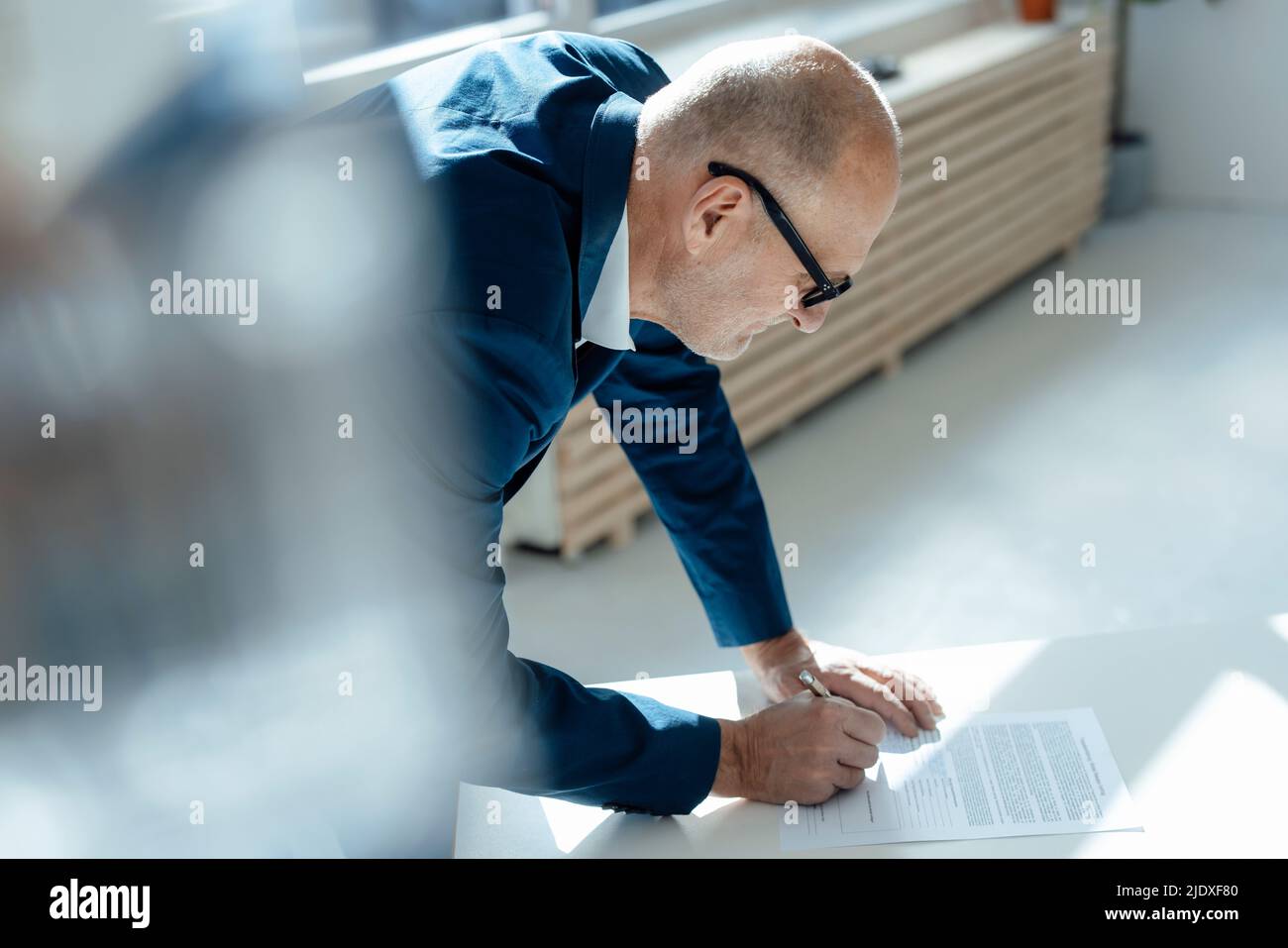 Signing at desk hi-res stock photography and images - Alamy