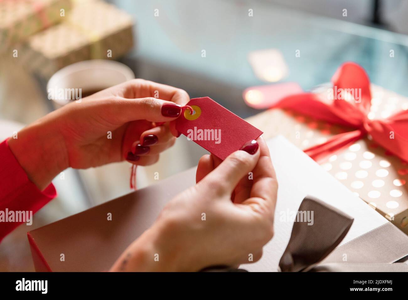 Hands holding tag hi-res stock photography and images - Alamy