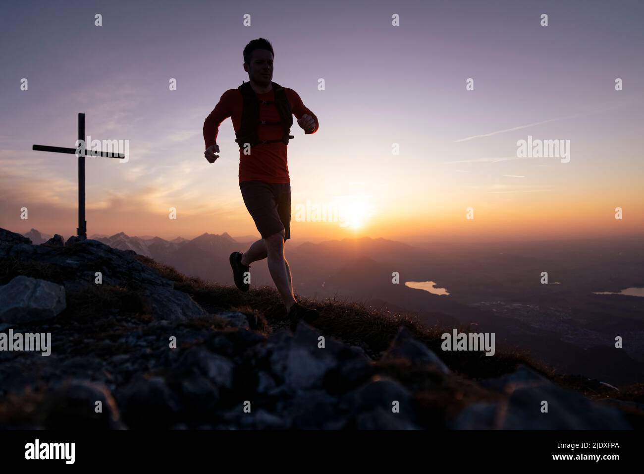 Man running silhouette hi-res stock photography and images - Alamy