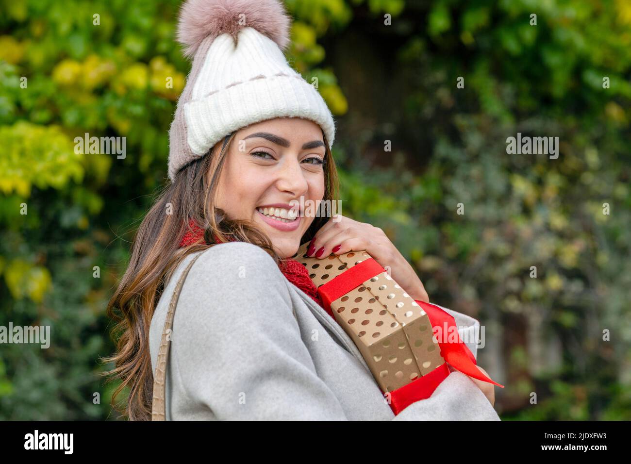 Beautiful woman wearing christmas hat hi-res stock photography and ...