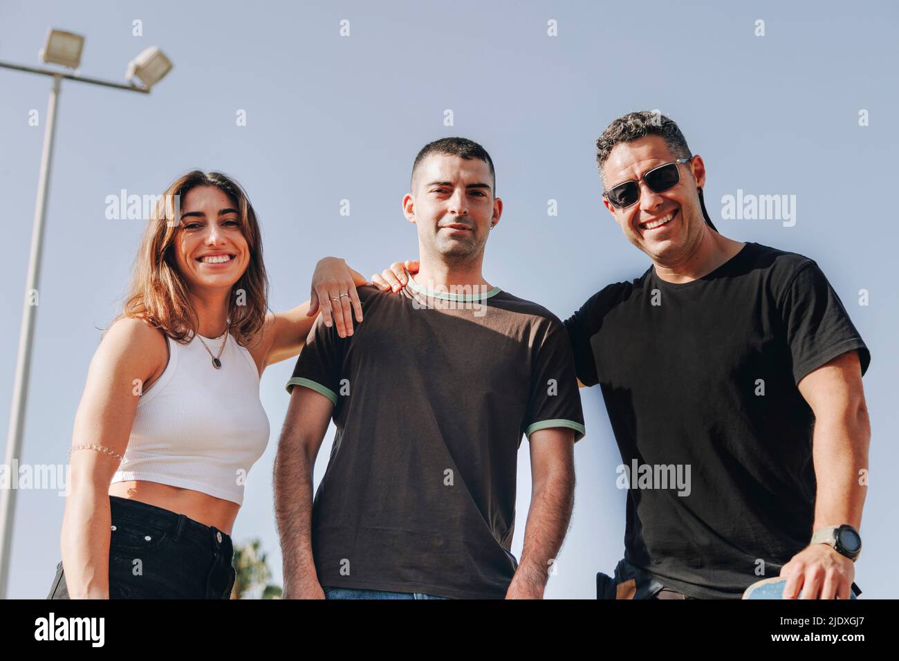 Friends outdoors happy blue sky hi-res stock photography and images - Alamy