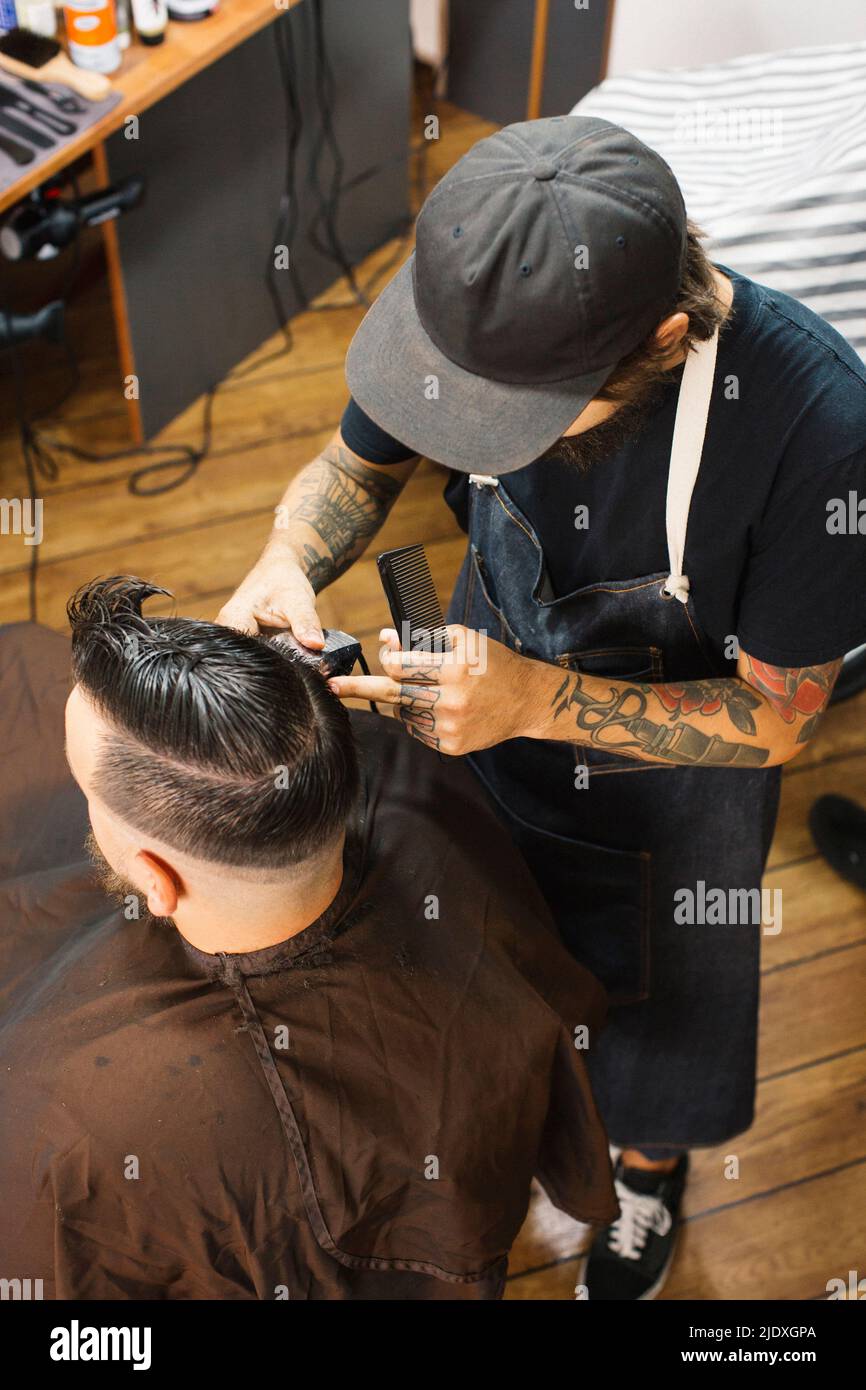 Hairstylist cutting hair for customer in salon Stock Photo - Alamy Hairstylist cutting hair for customer in salon Stock Photo - Alamy