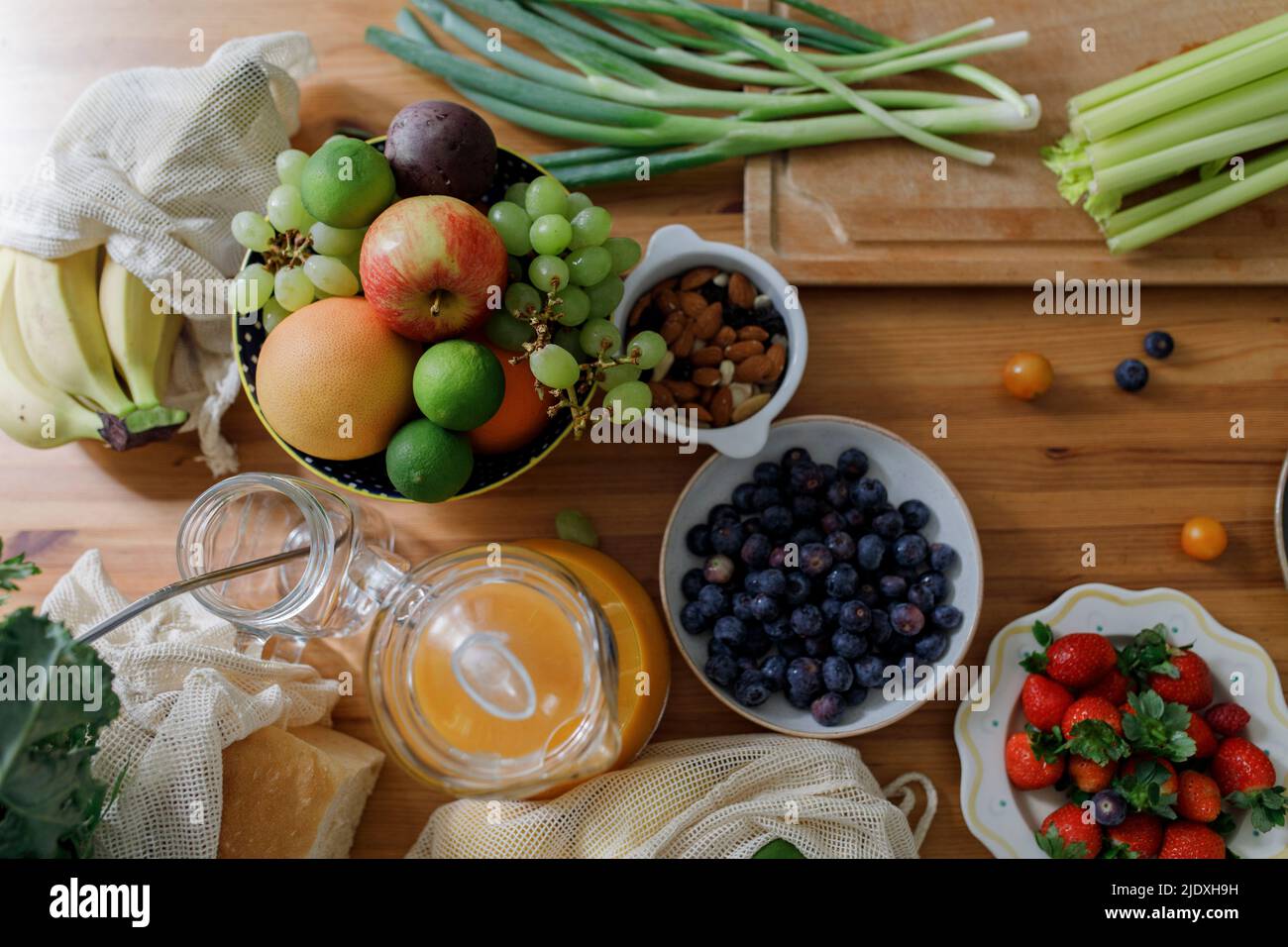 Vegetables table hi-res stock photography and images - Alamy