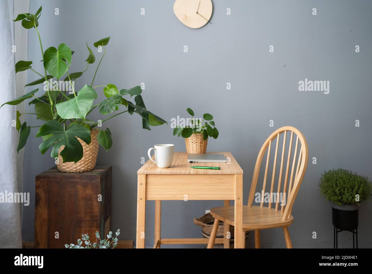 Front office desk hi-res stock photography and images - Alamy