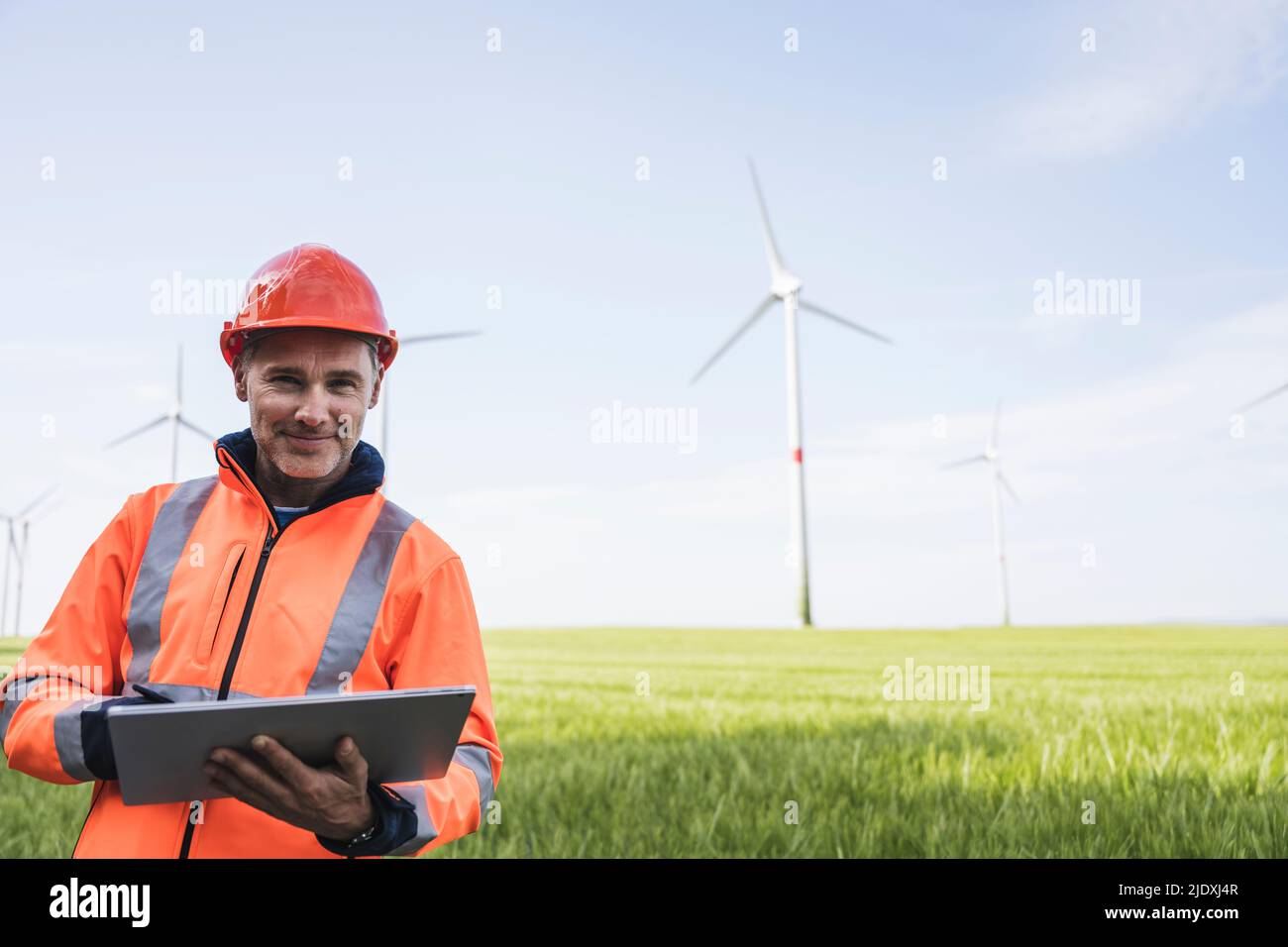 Engineer field tablet hard hat hi-res stock photography and images - Alamy