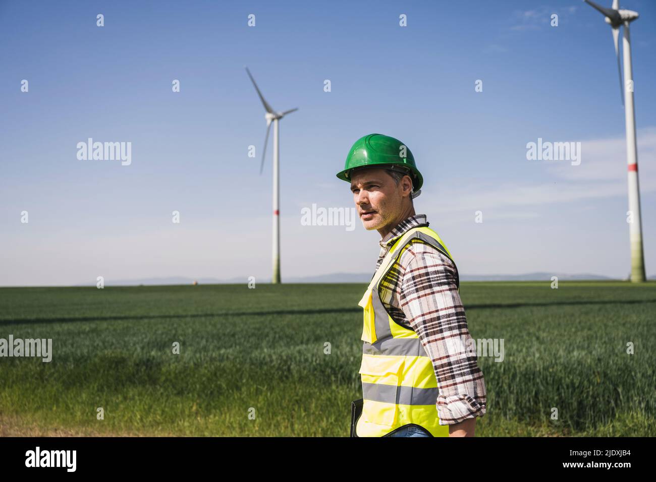 Field engineer wearing hard hat hi-res stock photography and images - Alamy