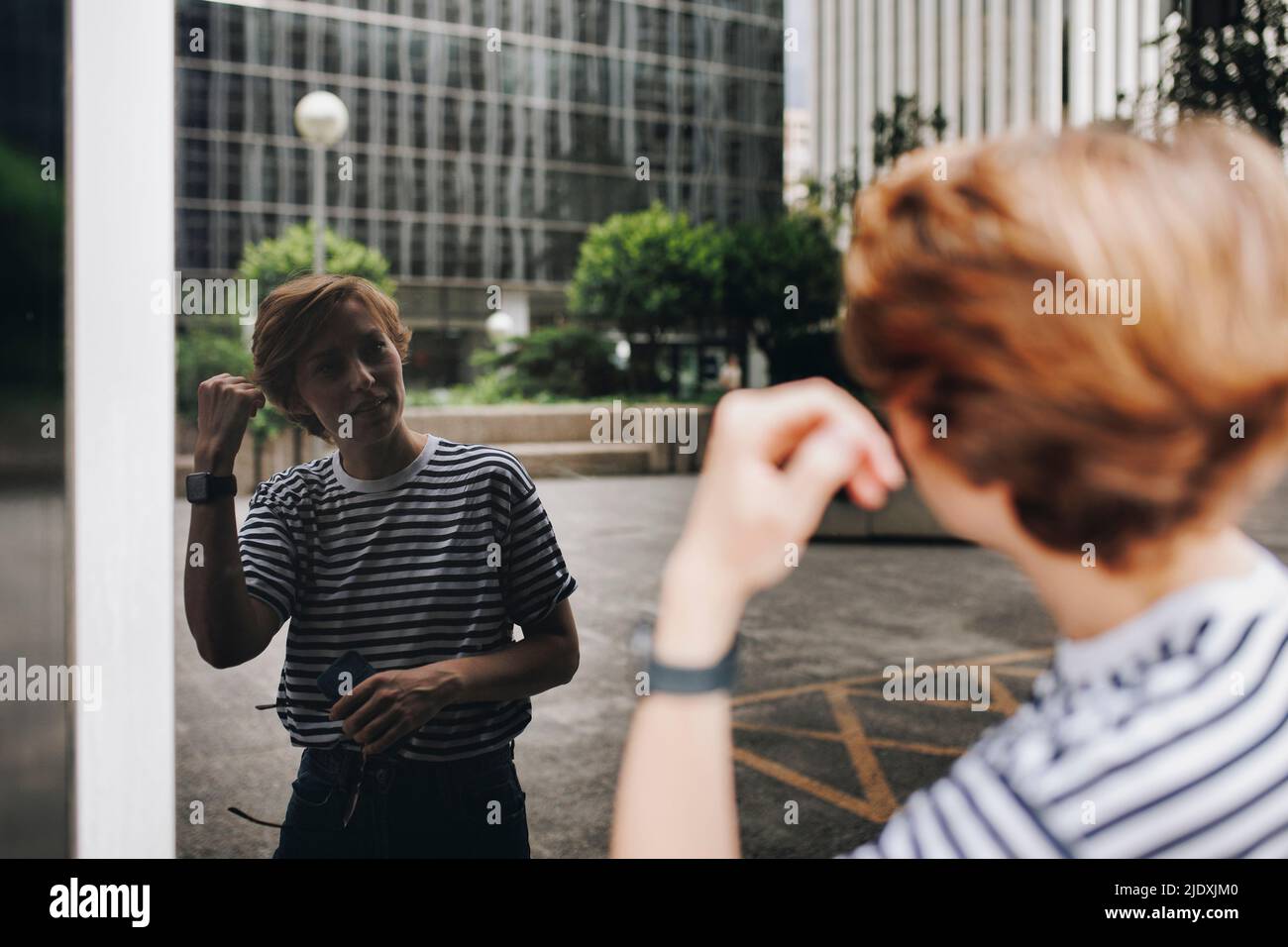People reflection glass hi-res stock photography and images - Alamy