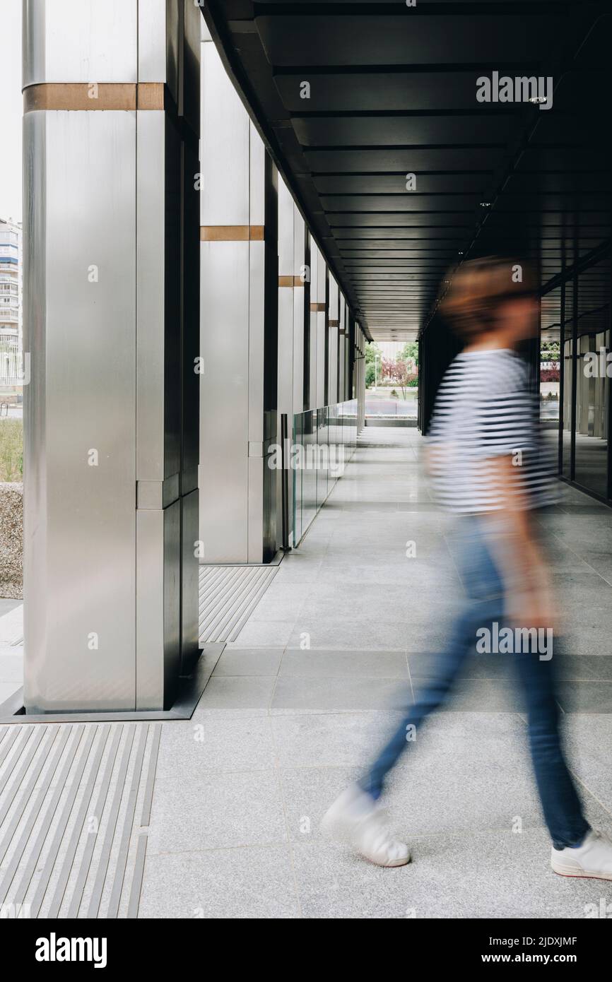 People entering a building hi-res stock photography and images - Alamy