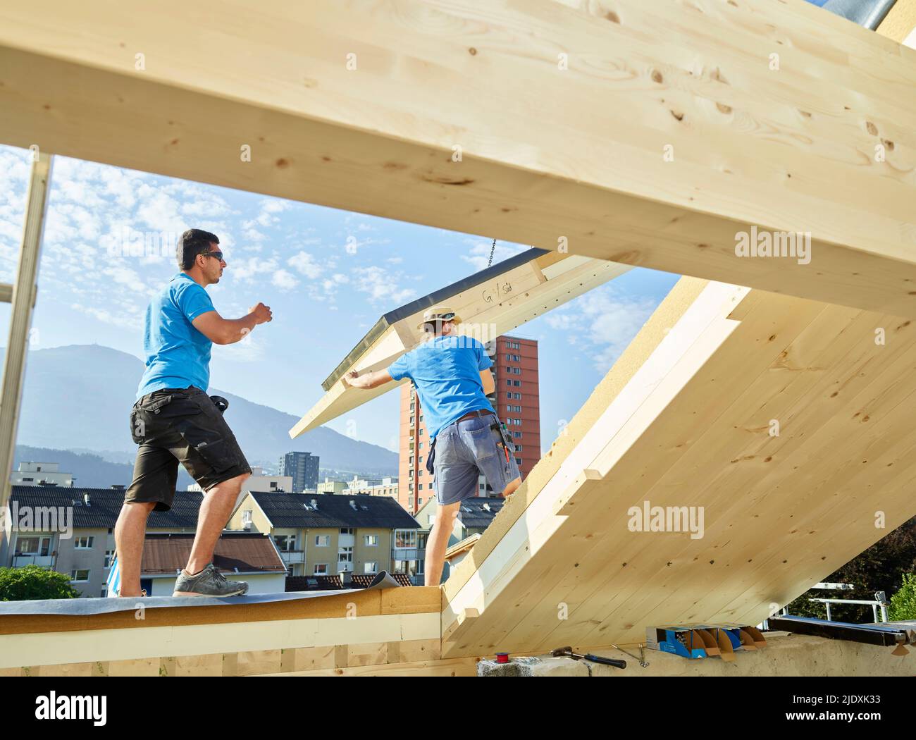 Construction workers building house hi-res stock photography and images ...