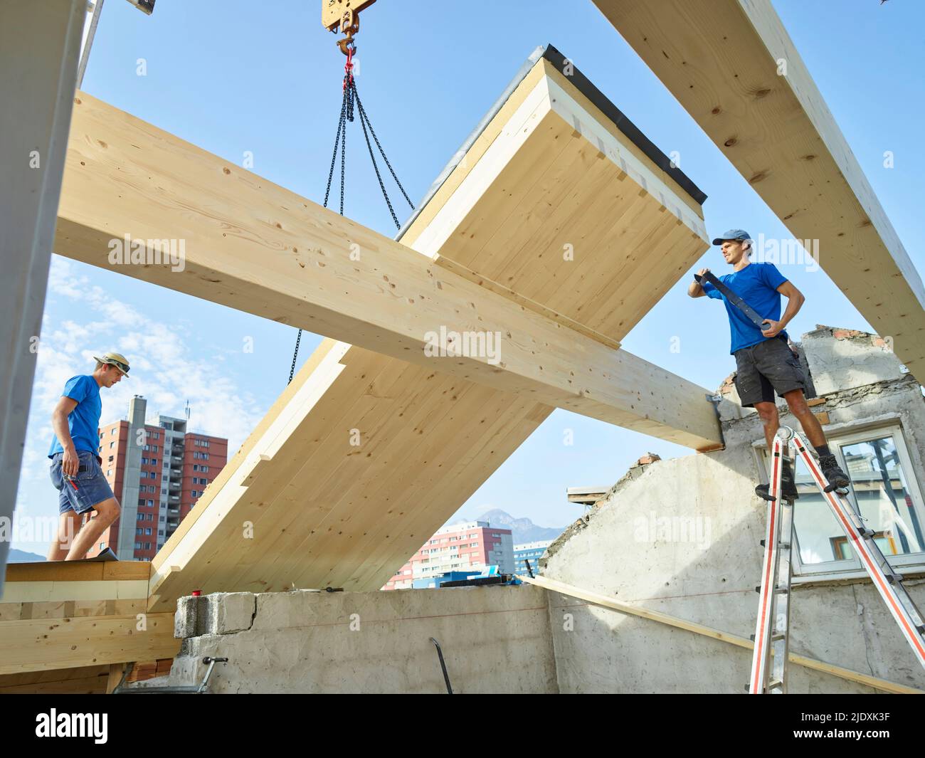 Construction workers building house hi-res stock photography and images ...
