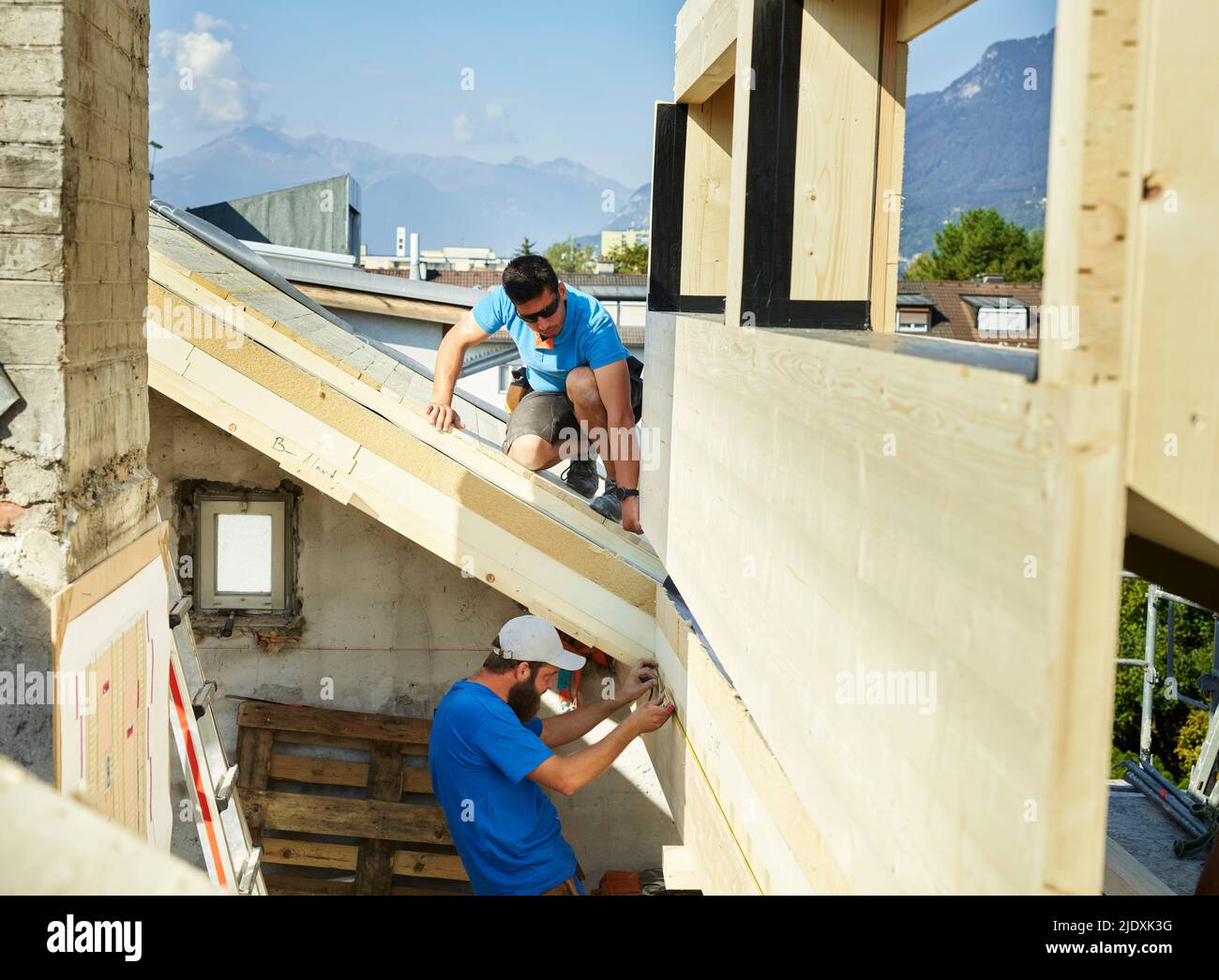 Construction workers building house hi-res stock photography and images ...