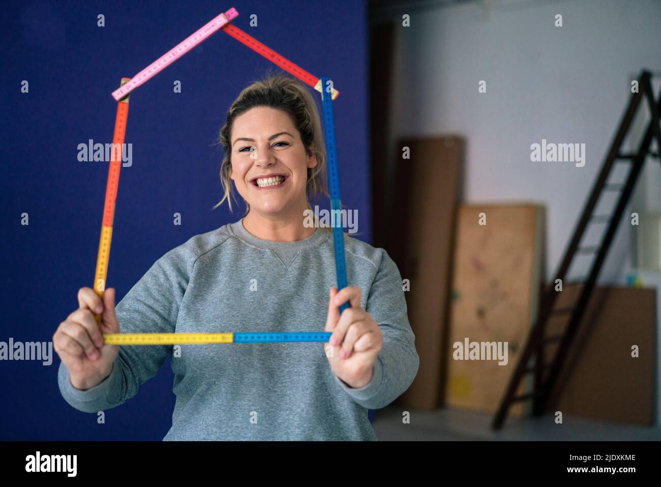 Woman with ruler hi-res stock photography and images - Alamy