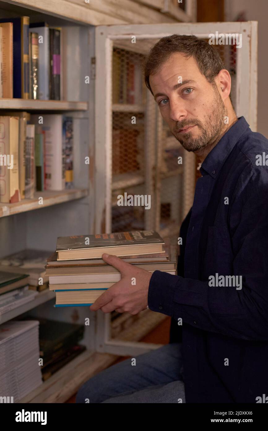 Books arranging hi-res stock photography and images - Alamy
