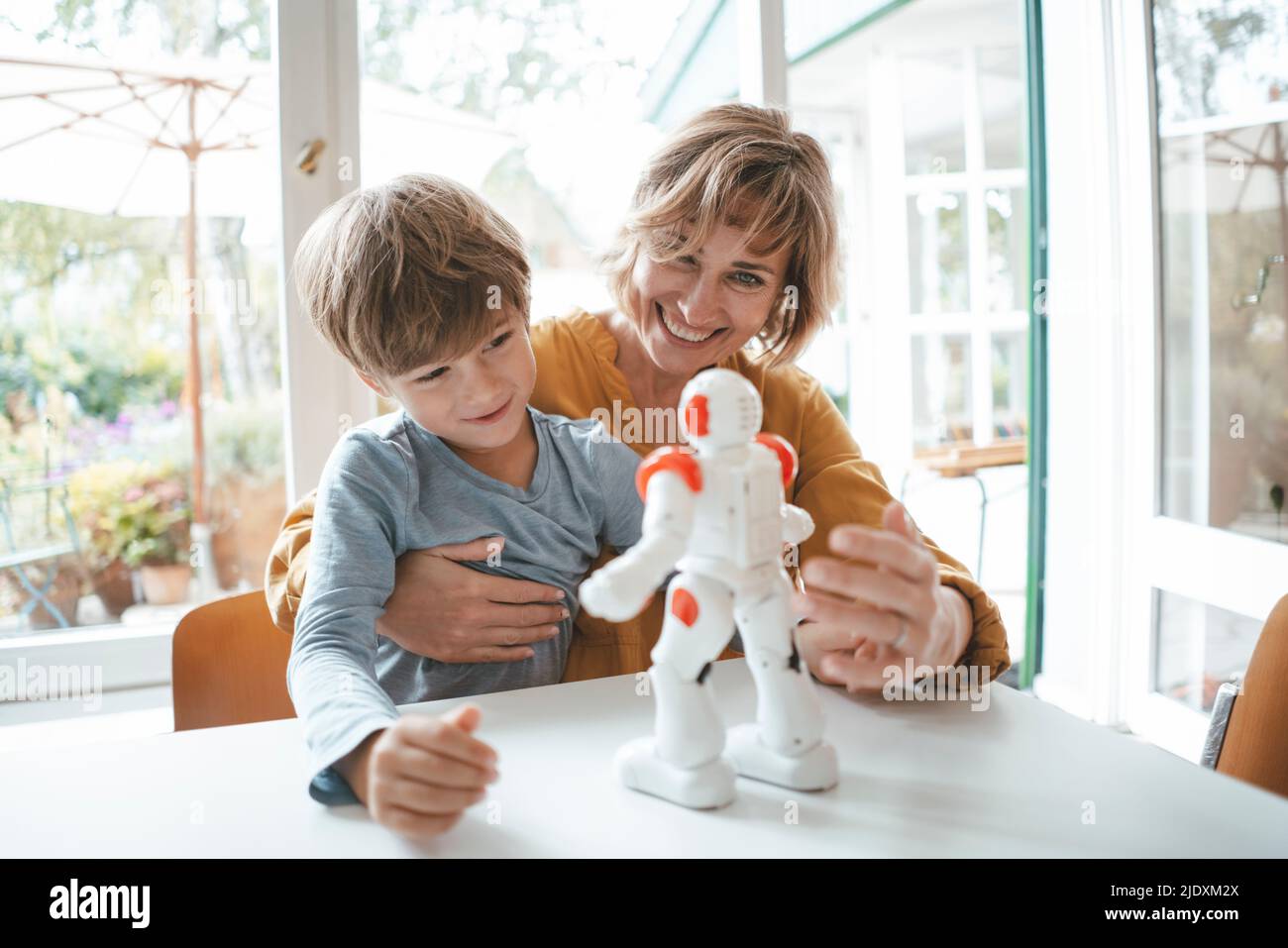 Mother and child with robot hi-res stock photography and images - Alamy