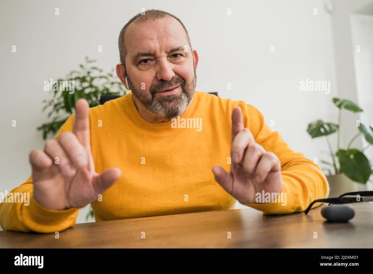 Smiling talking gesturing hi-res stock photography and images - Alamy