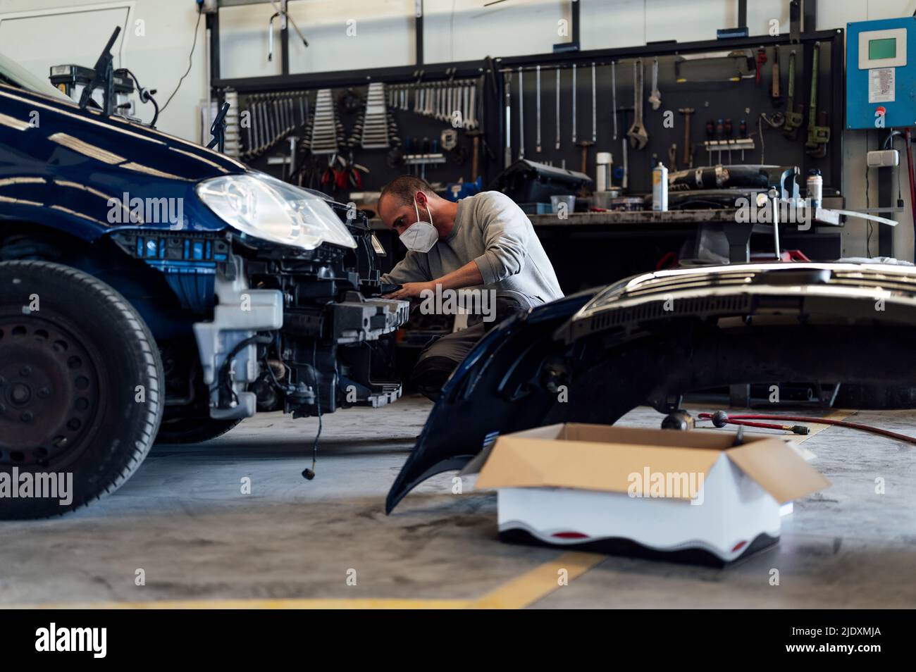 Mechanic working in auto repair shop Stock Photo - Alamy