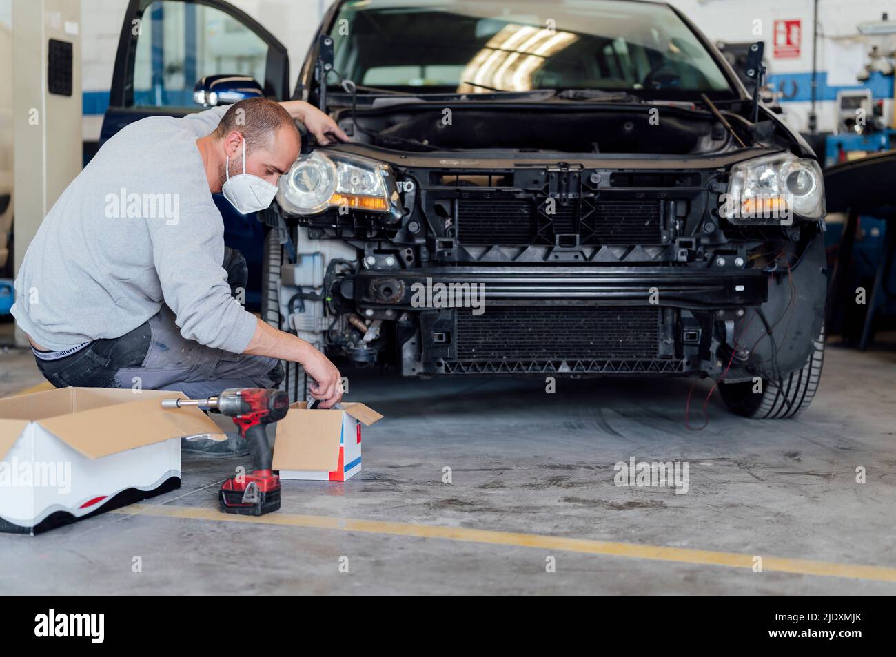 Car repairing expert hi-res stock photography and images - Alamy