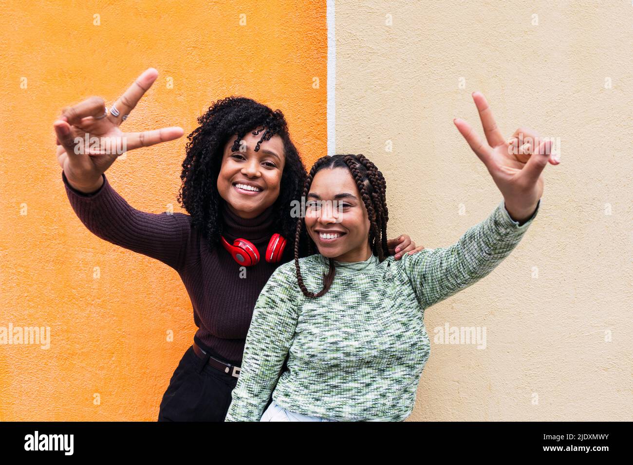 Women peace sign hi-res stock photography and images - Alamy