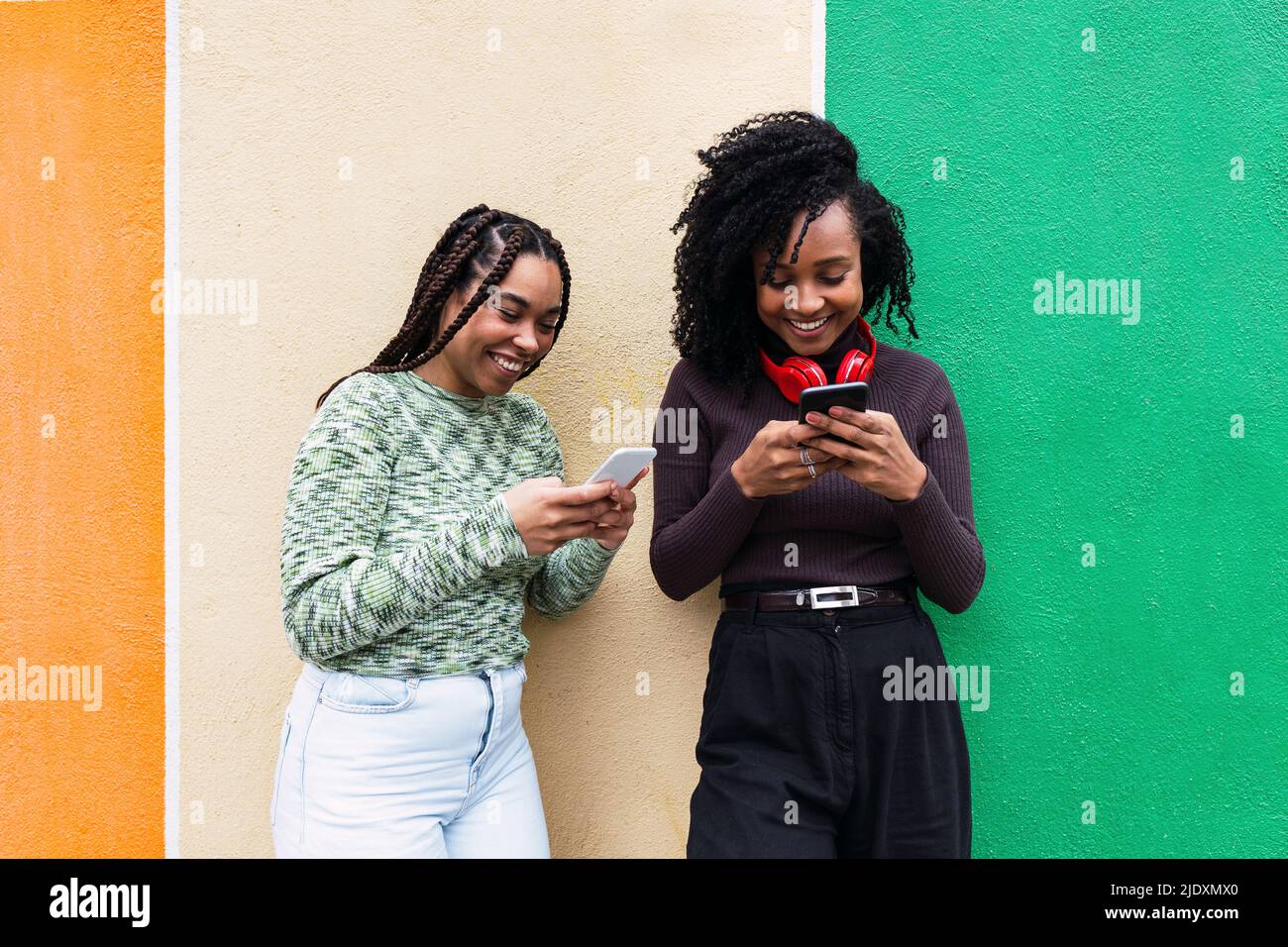 Women using mobile phones hi-res stock photography and images - Alamy