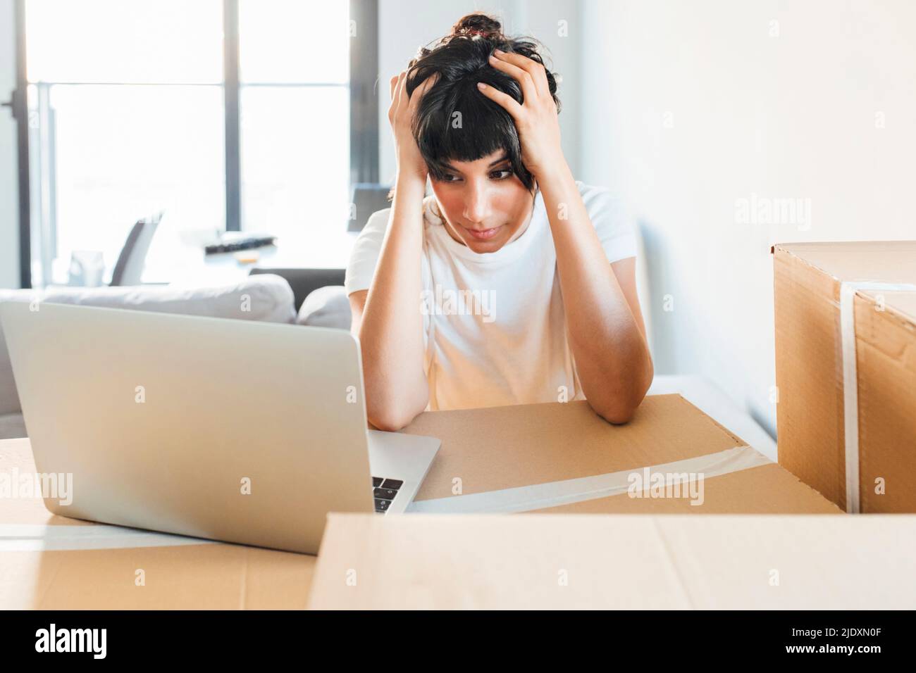 Woman looking overwhelmed hi-res stock photography and images - Alamy
