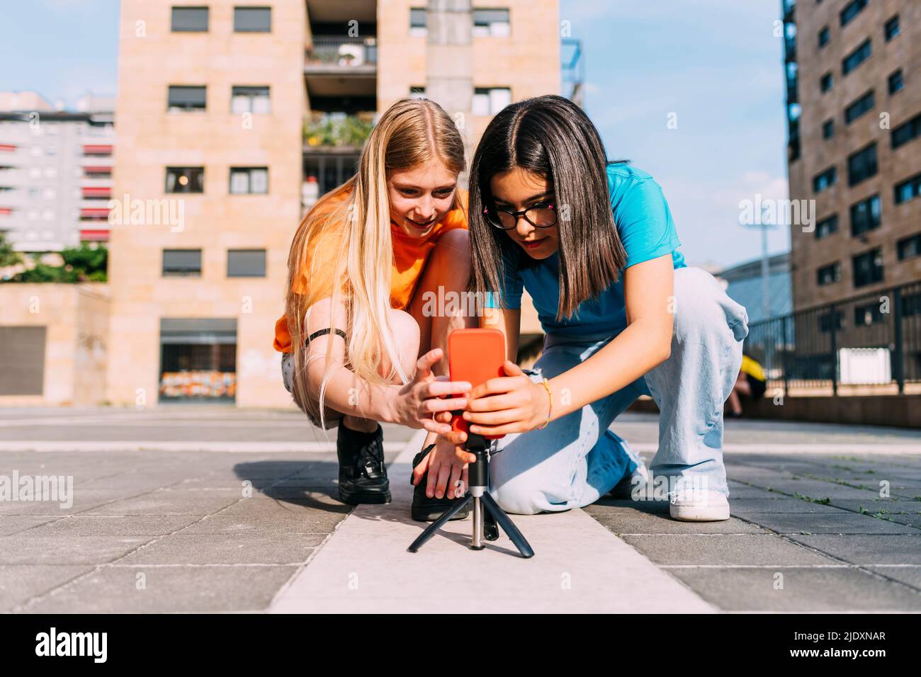 Two influencer girls phone hi-res stock photography and images - Alamy