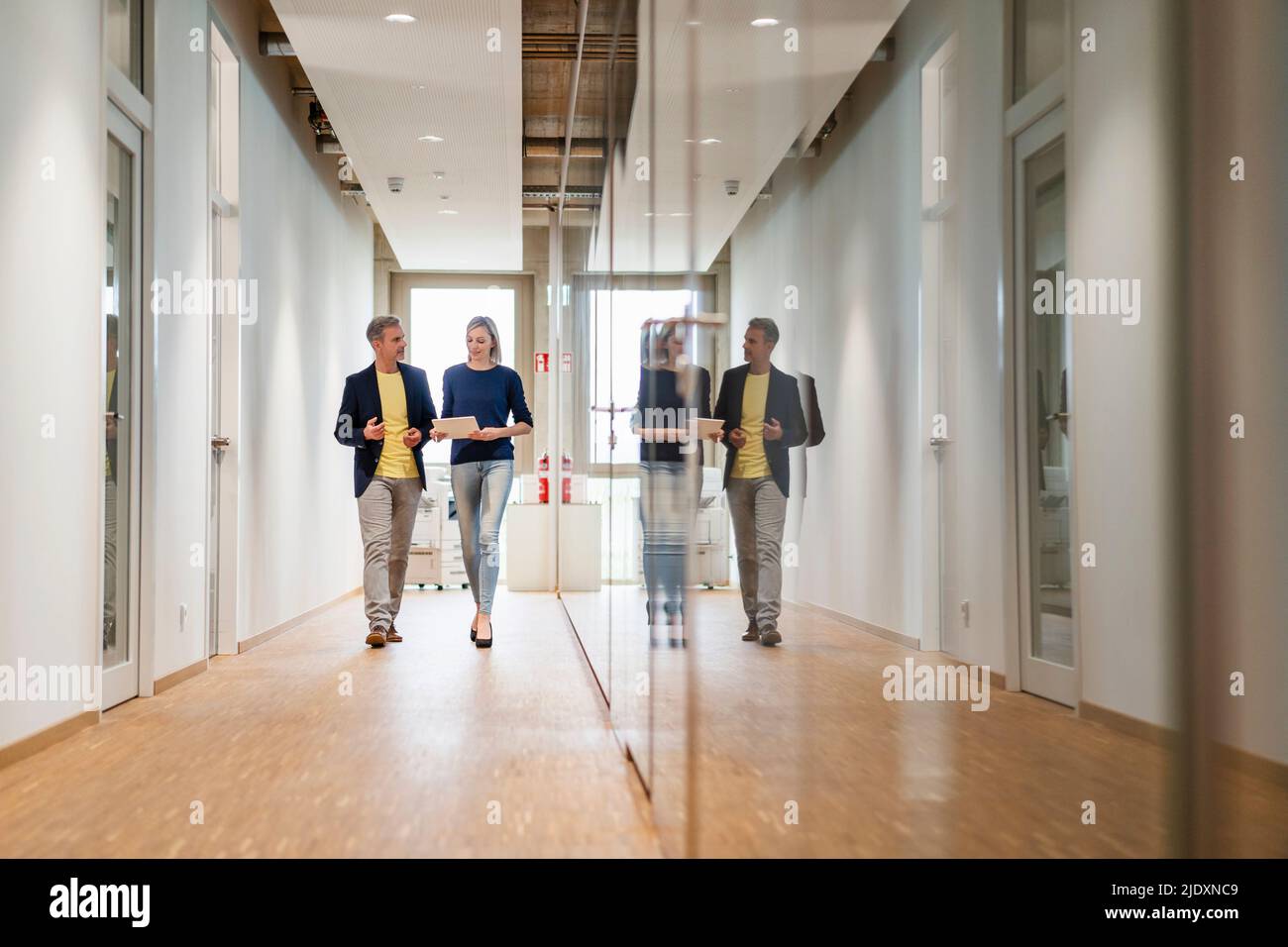 Team walking office hi-res stock photography and images - Alamy