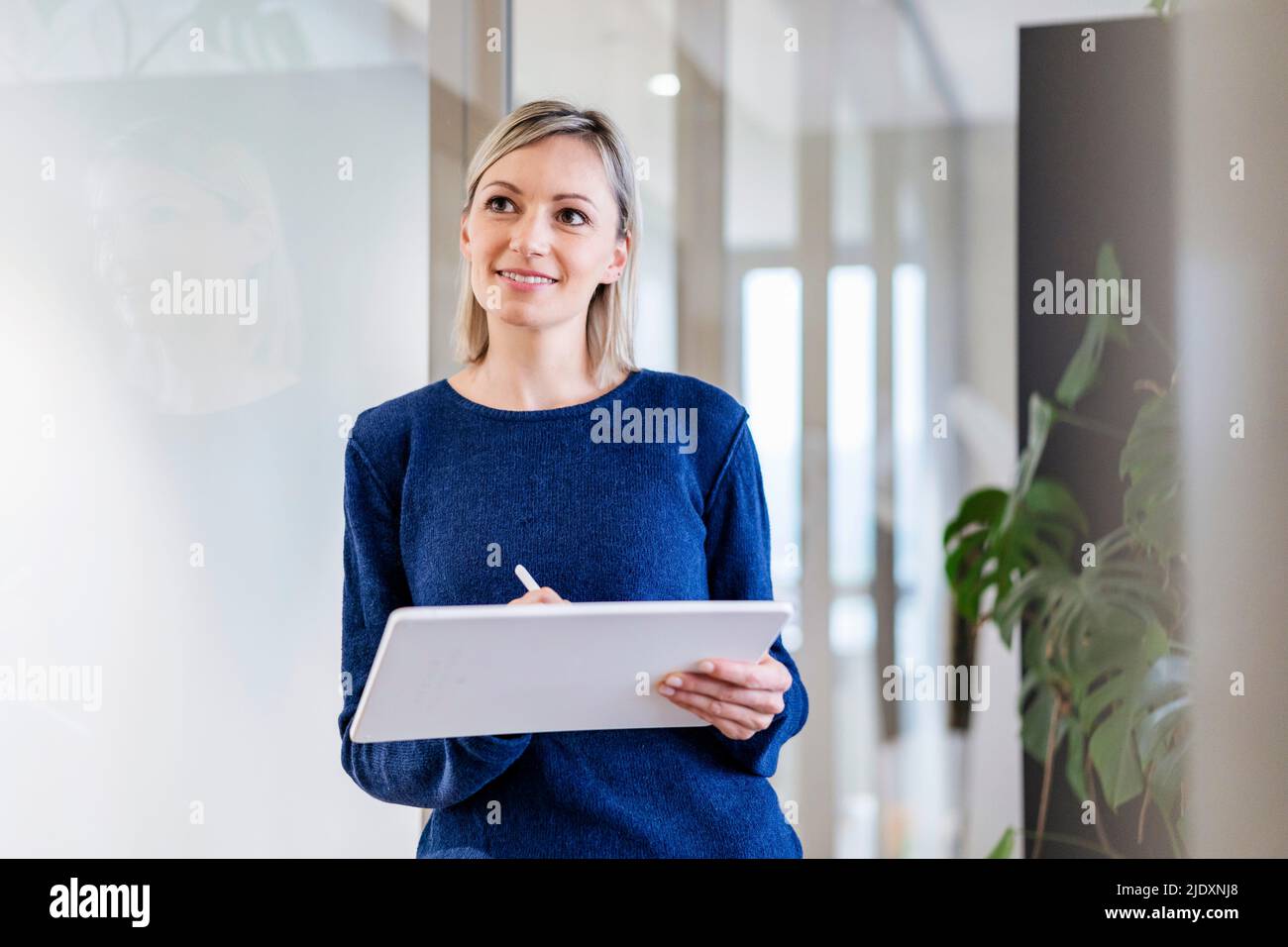 Women thinking pen office hi-res stock photography and images - Alamy