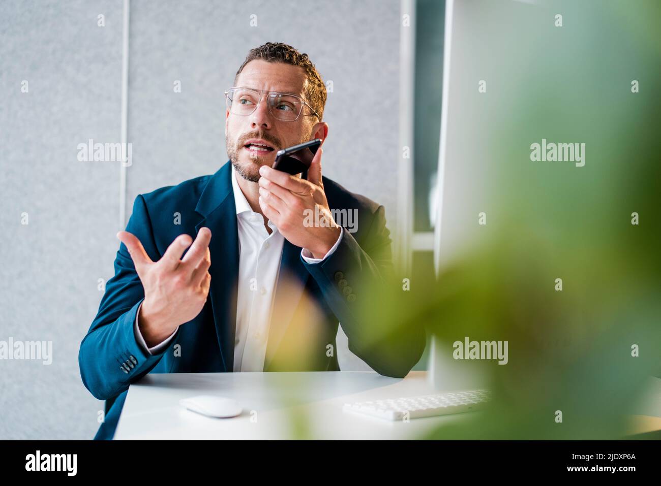 Mature speaker talking office hi-res stock photography and images - Alamy