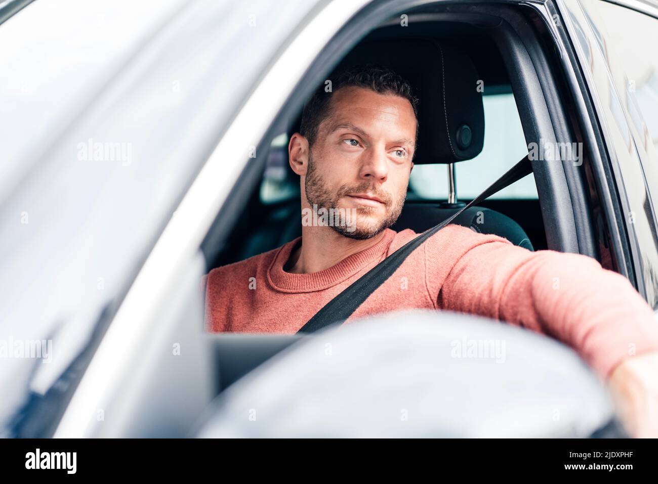 Male looking out of car window hi-res stock photography and images - Alamy