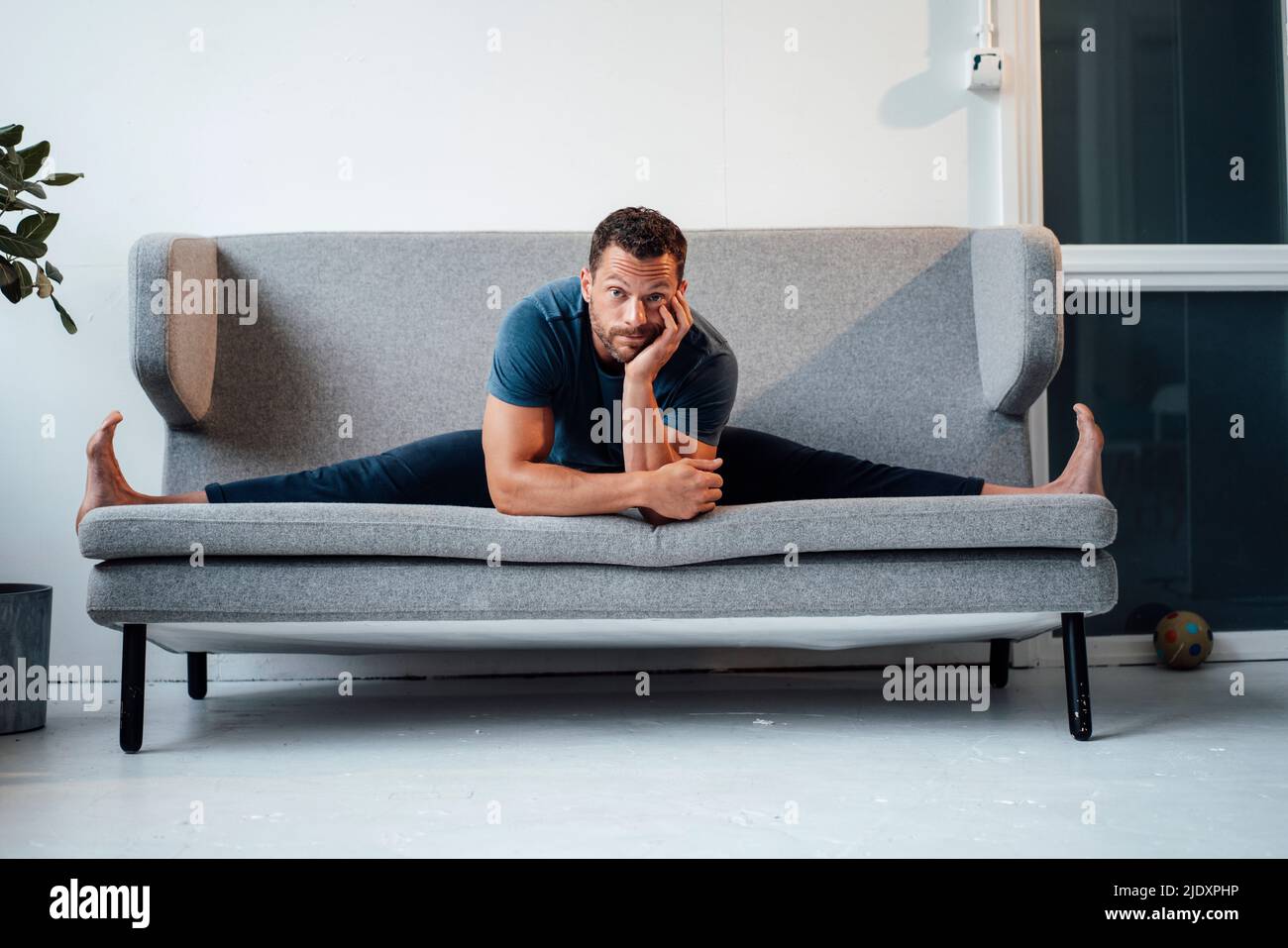 Legs apart hi-res stock photography and images - Alamy