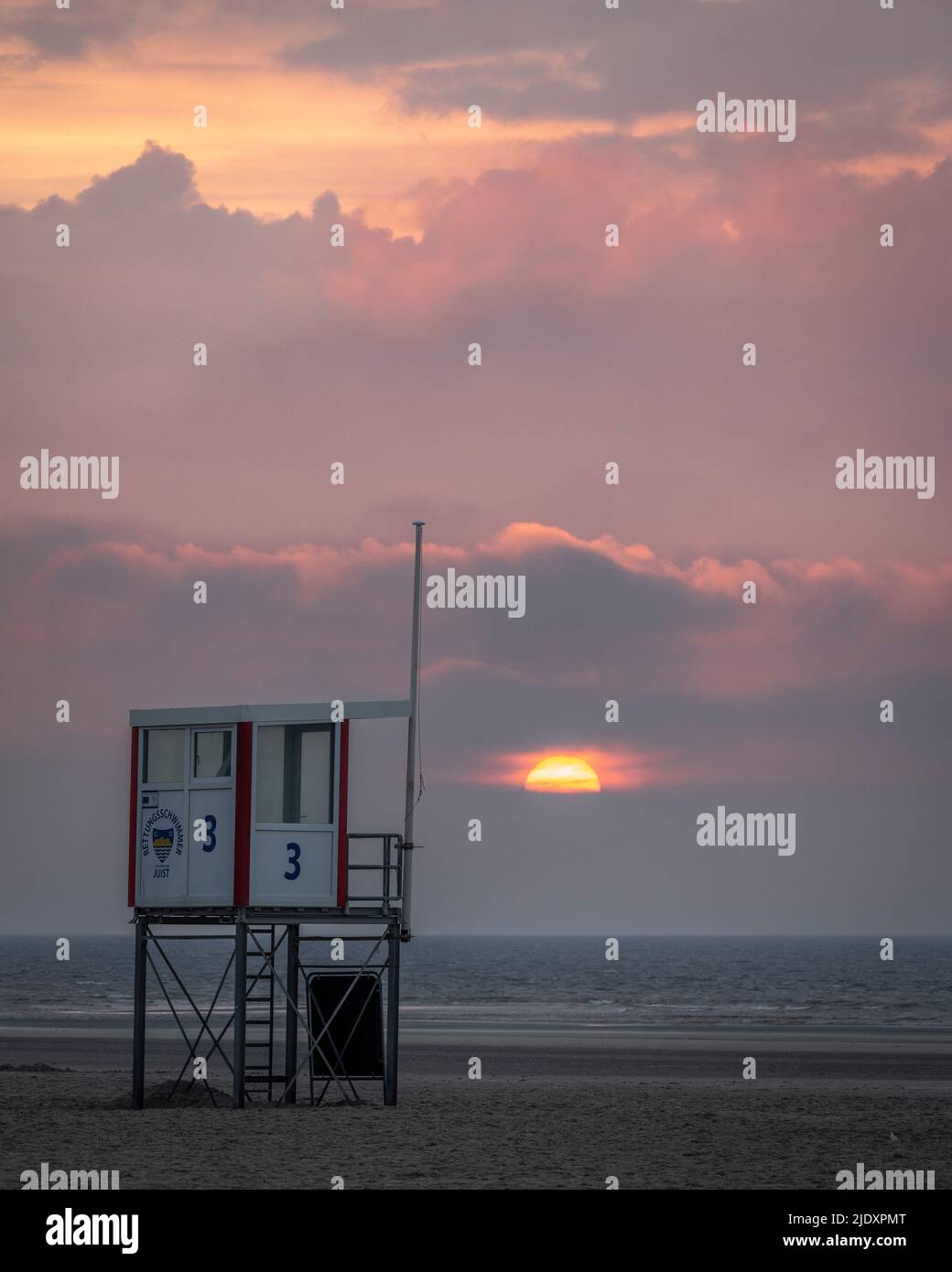 Empty beach sunset hi-res stock photography and images - Alamy