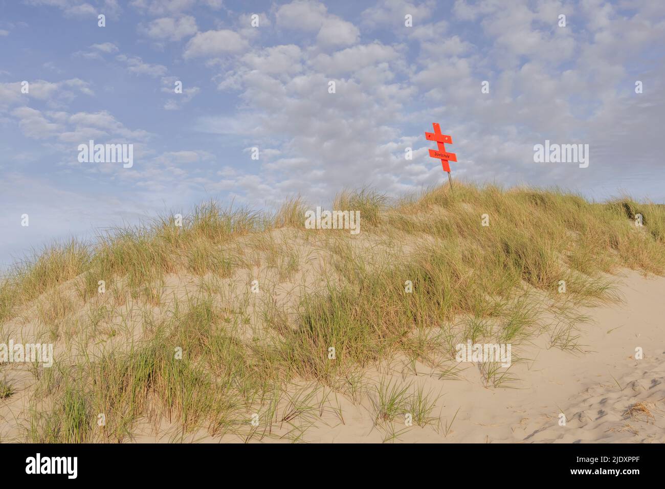 Trail post top grassy dune hi-res stock photography and images - Alamy