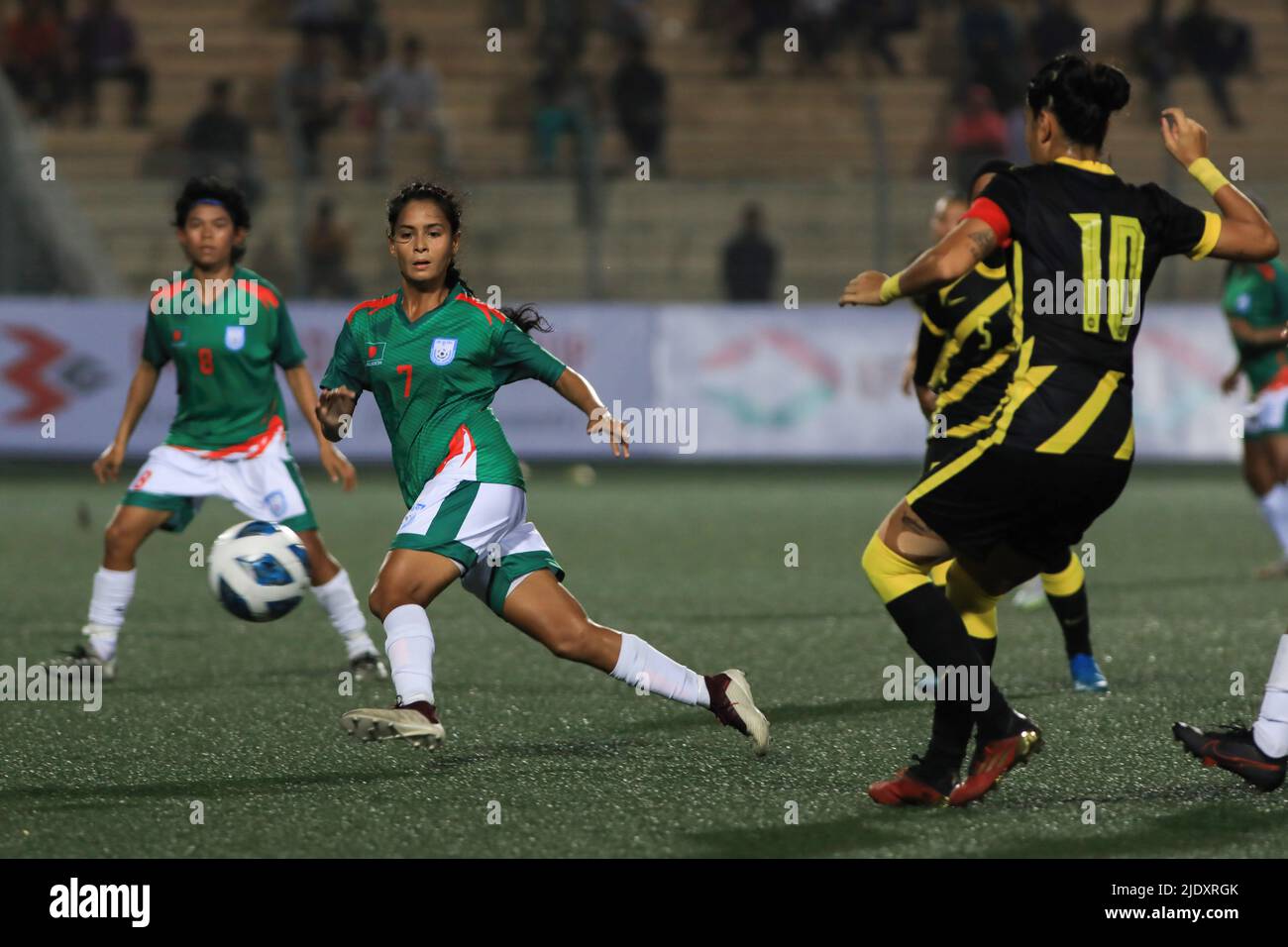 Steffi Sarge Kaur (10) of Team Malayasia and Sanjida Akhter (7) of Team ...