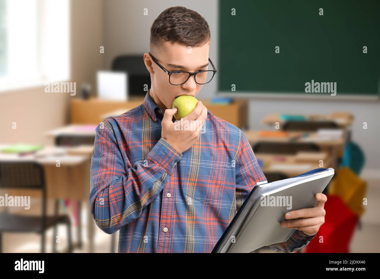 Student eating classroom hi-res stock photography and images - Alamy