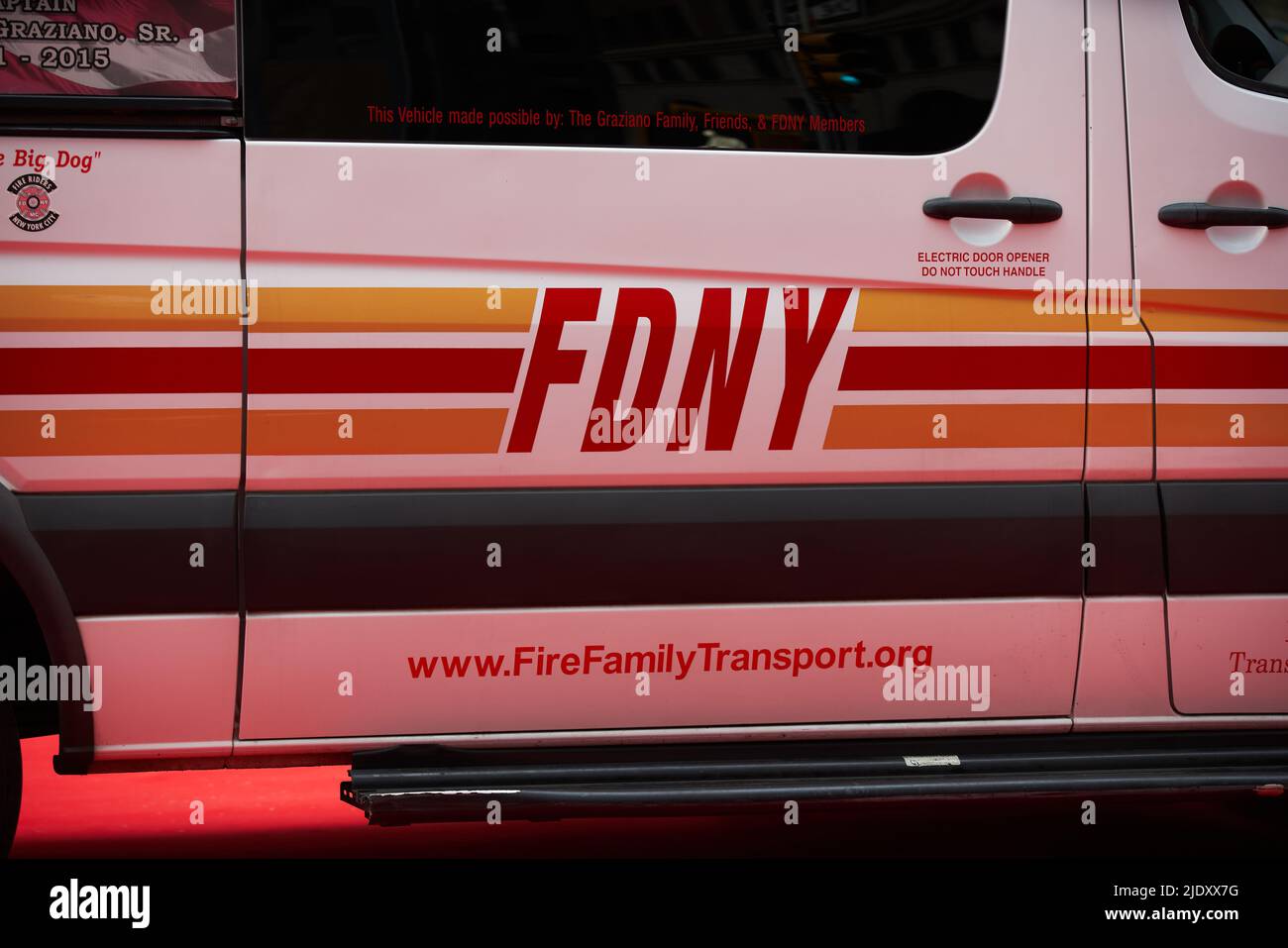 Ladder truck fdny fire department hi-res stock photography and images ...