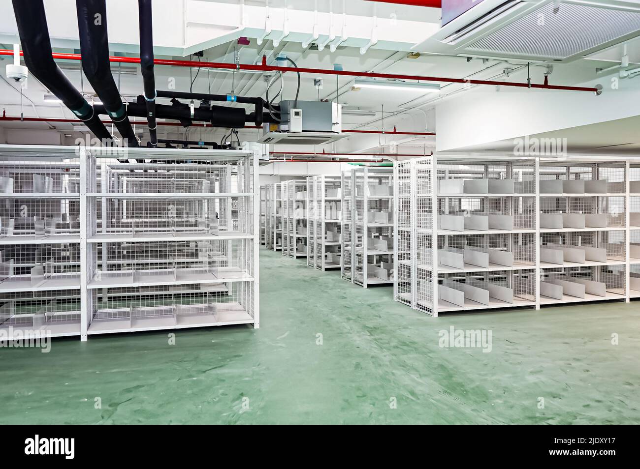 Empty factory warehouse storeroom hi-res stock photography and images ...