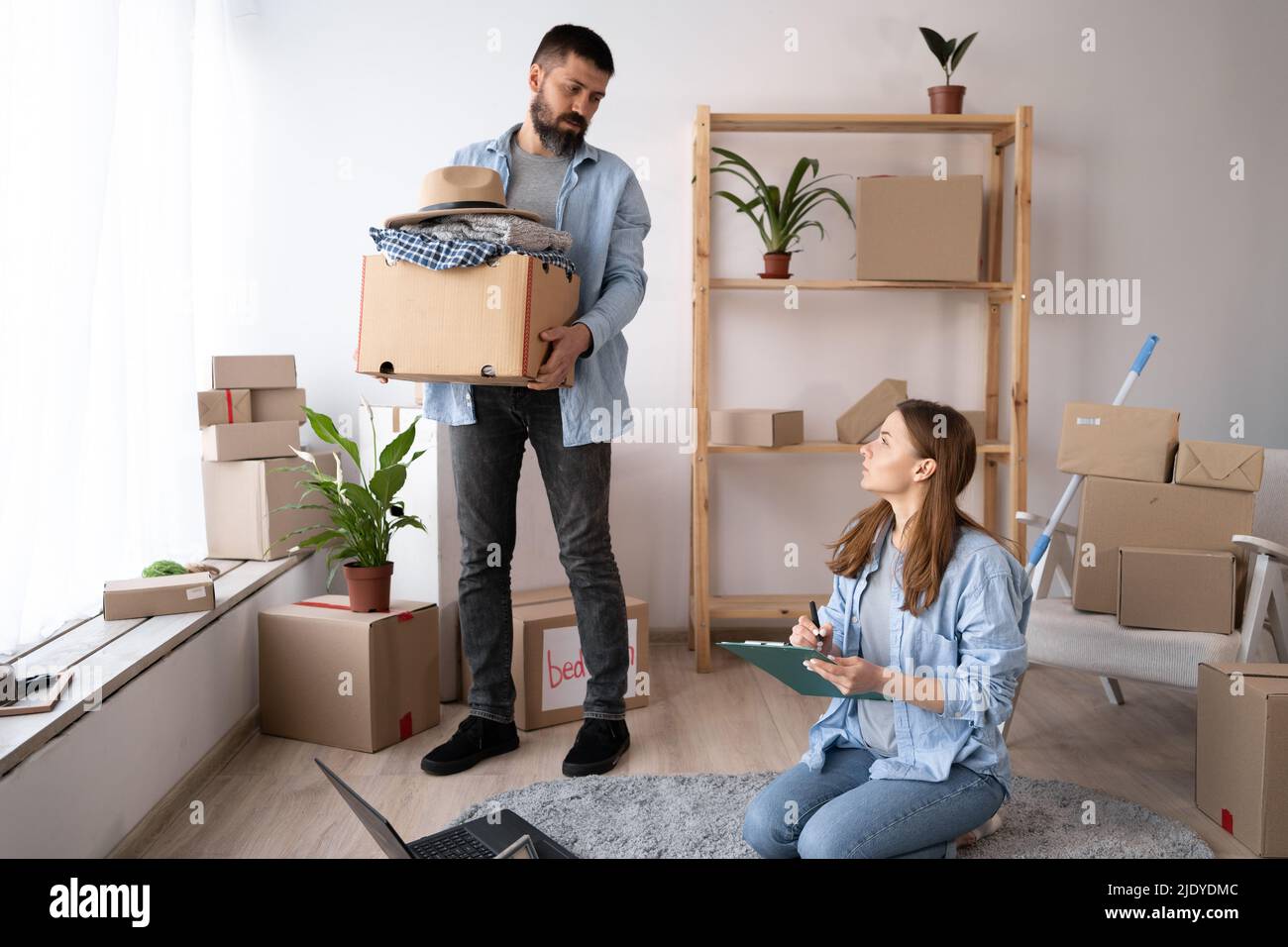 Checklist packing hi-res stock photography and images - Alamy