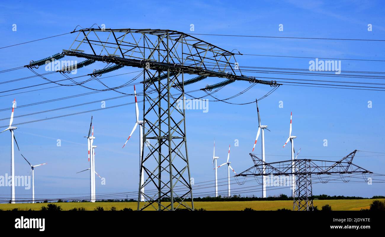 22 June 2022, Saxony-Anhalt, Bad Lauchstädt/Teutschenthal: Wind ...