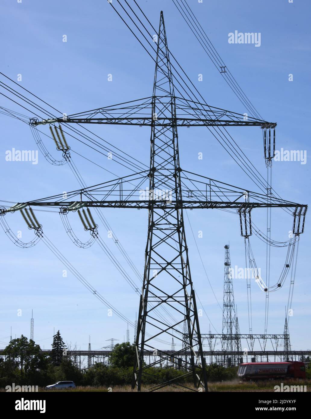 22 June 2022, Saxony-Anhalt, Bad Lauchstädt/Teutschenthal: Power lines ...