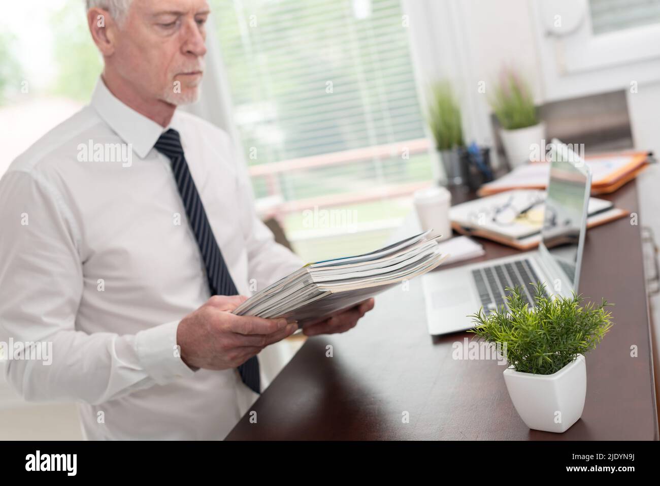 Holding magazines hi-res stock photography and images - Alamy