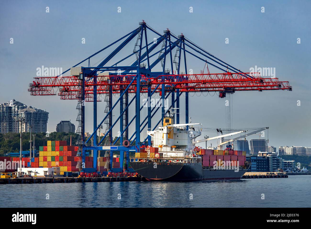 Container handling gantry crane hi-res stock photography and images - Alamy