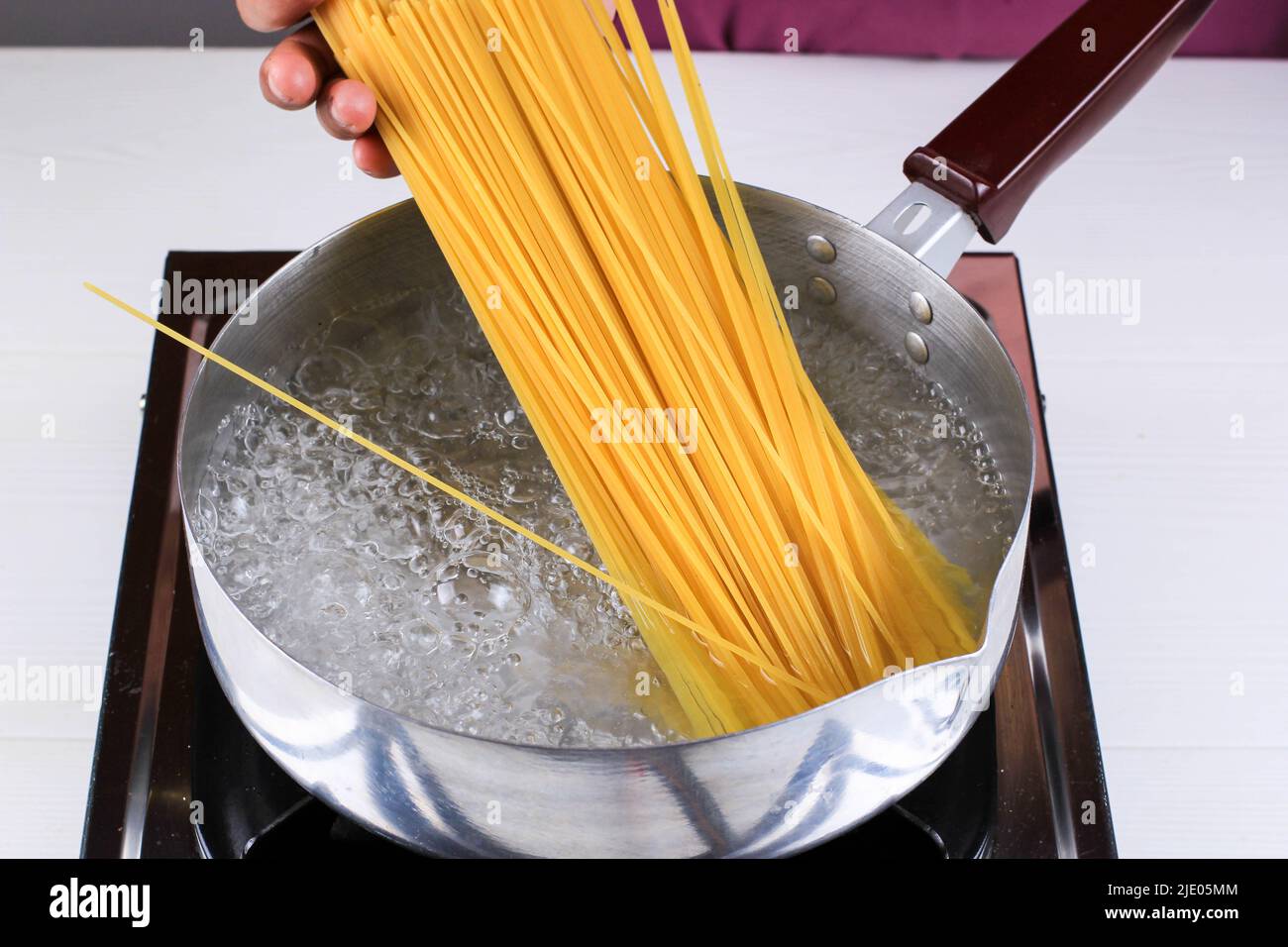 Pan of boiling water hi-res stock photography and images - Alamy