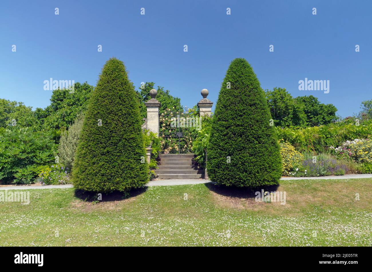 Gate topiary hi-res stock photography and images - Alamy