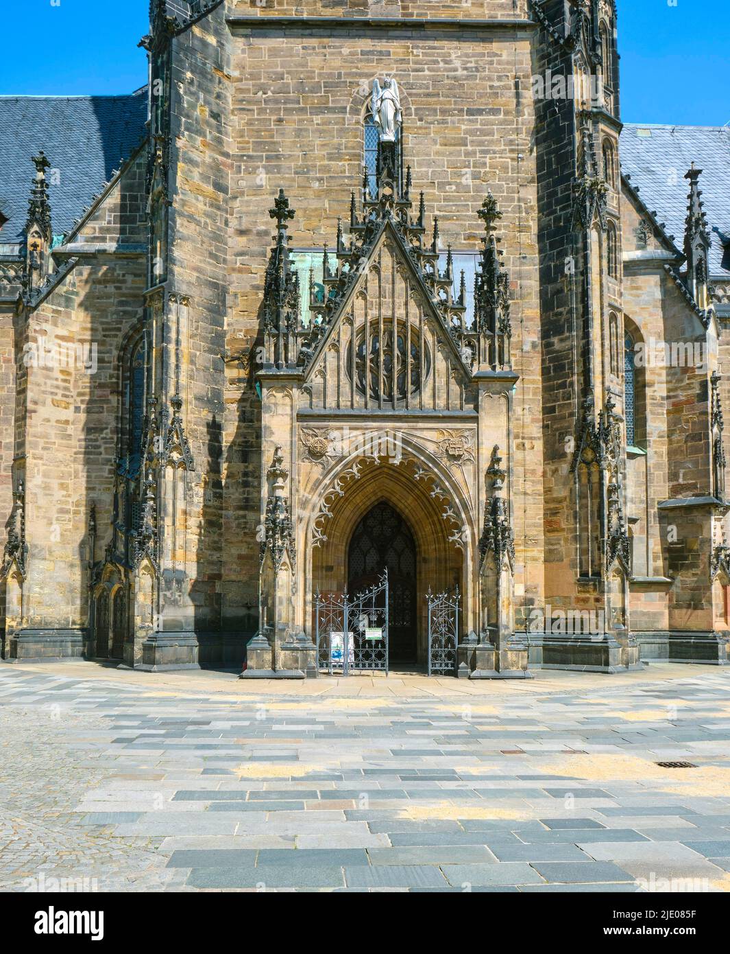 Portal gothic city hall hi-res stock photography and images - Alamy