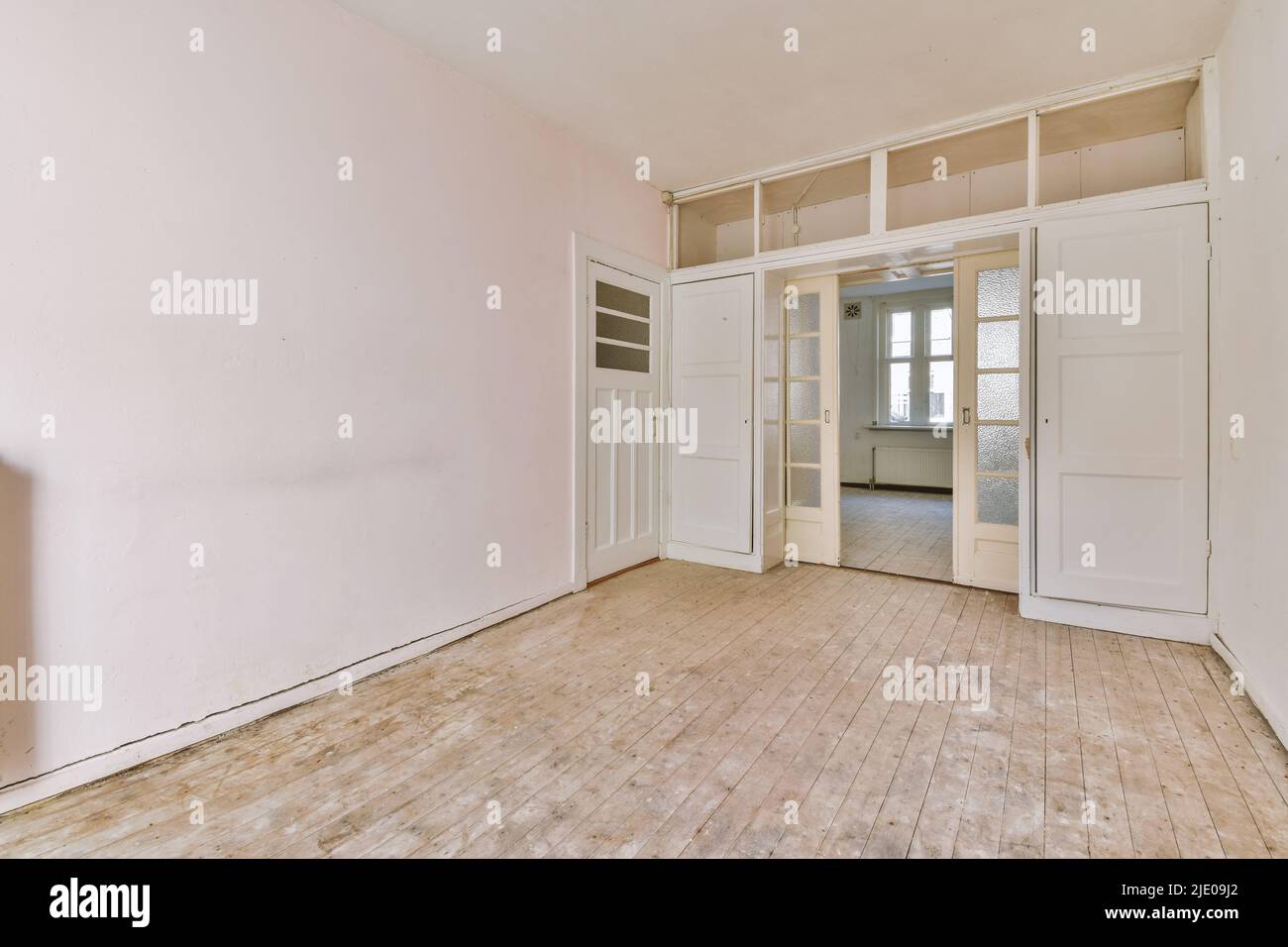 A cozy and spacious empty room in a luxury house Stock Photo - Alamy