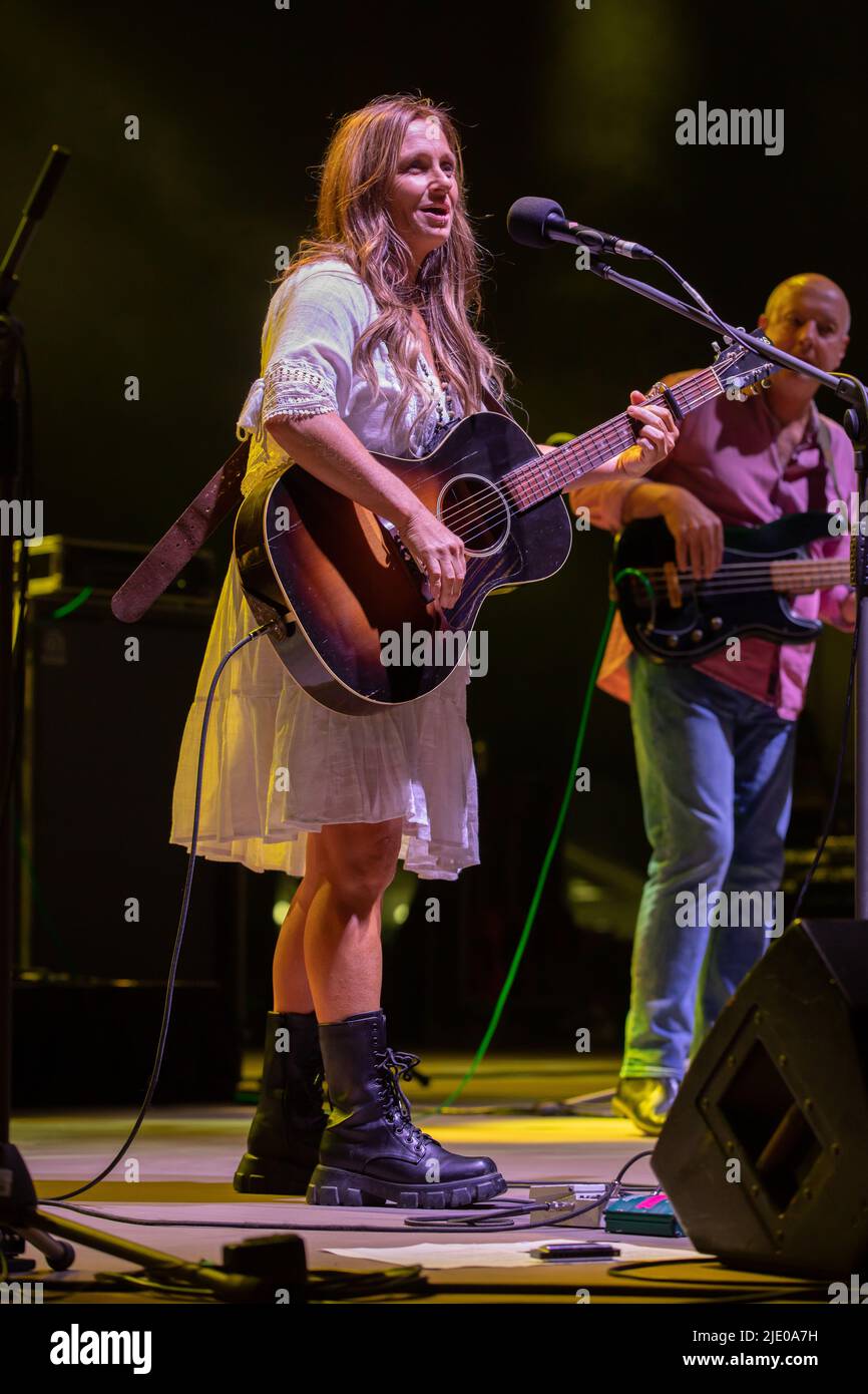 Australian singer songwriter Kasey Chambers performs live with her band ...